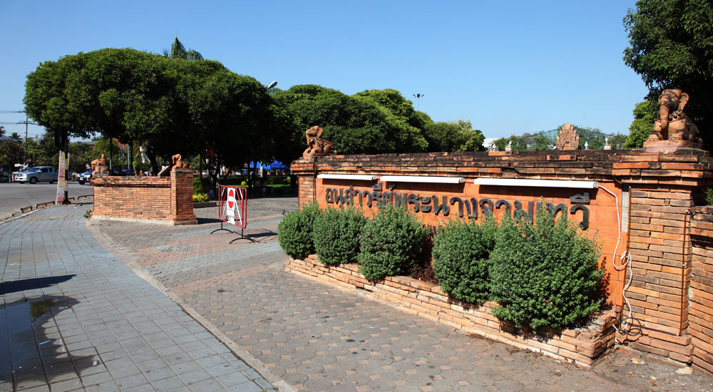 チャーム・ティーウィーの像（チャーマ・ティーウィー）Cham Thewi Monument - ランプーン Lamphun - タイ北部 ...