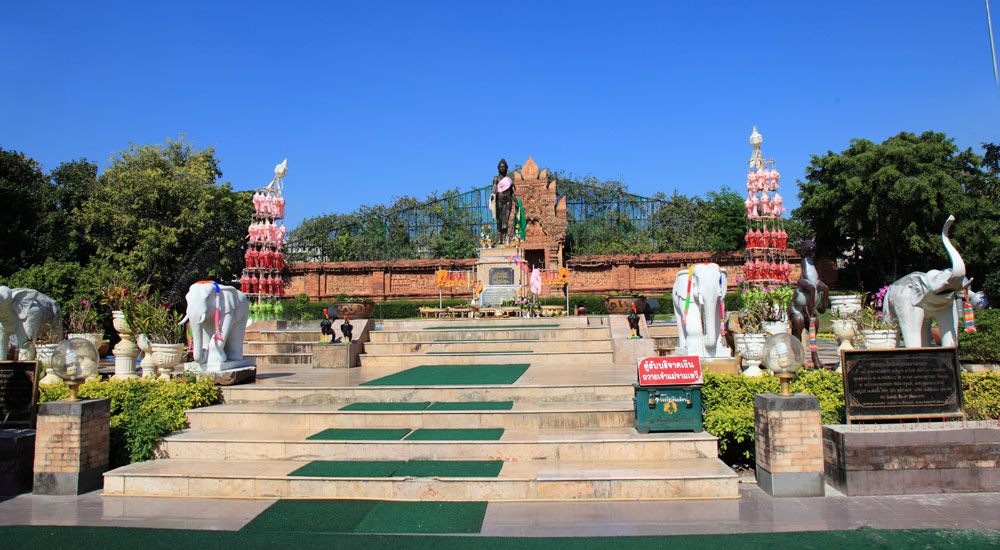 チャーム・ティーウィーの像（チャーマ・ティーウィー）Cham Thewi Monument - ランプーン Lamphun - タイ北部 ...