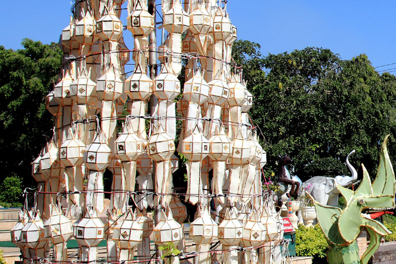 チャーム・ティーウィーの像（チャーマ・ティーウィー）Cham Thewi Monument - ランプーン Lamphun - タイ北部 ...